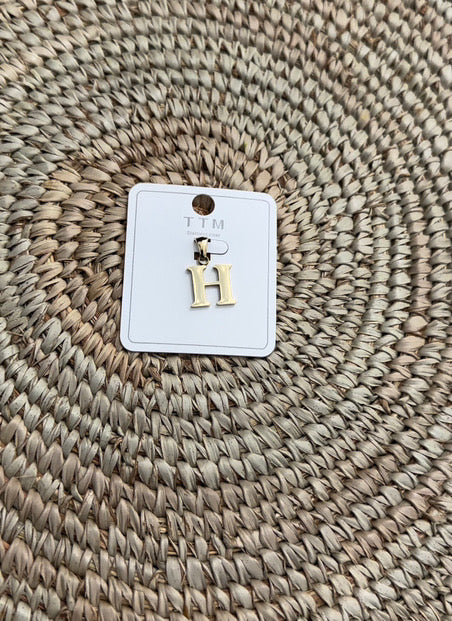 Gold H locket – Fashionredux